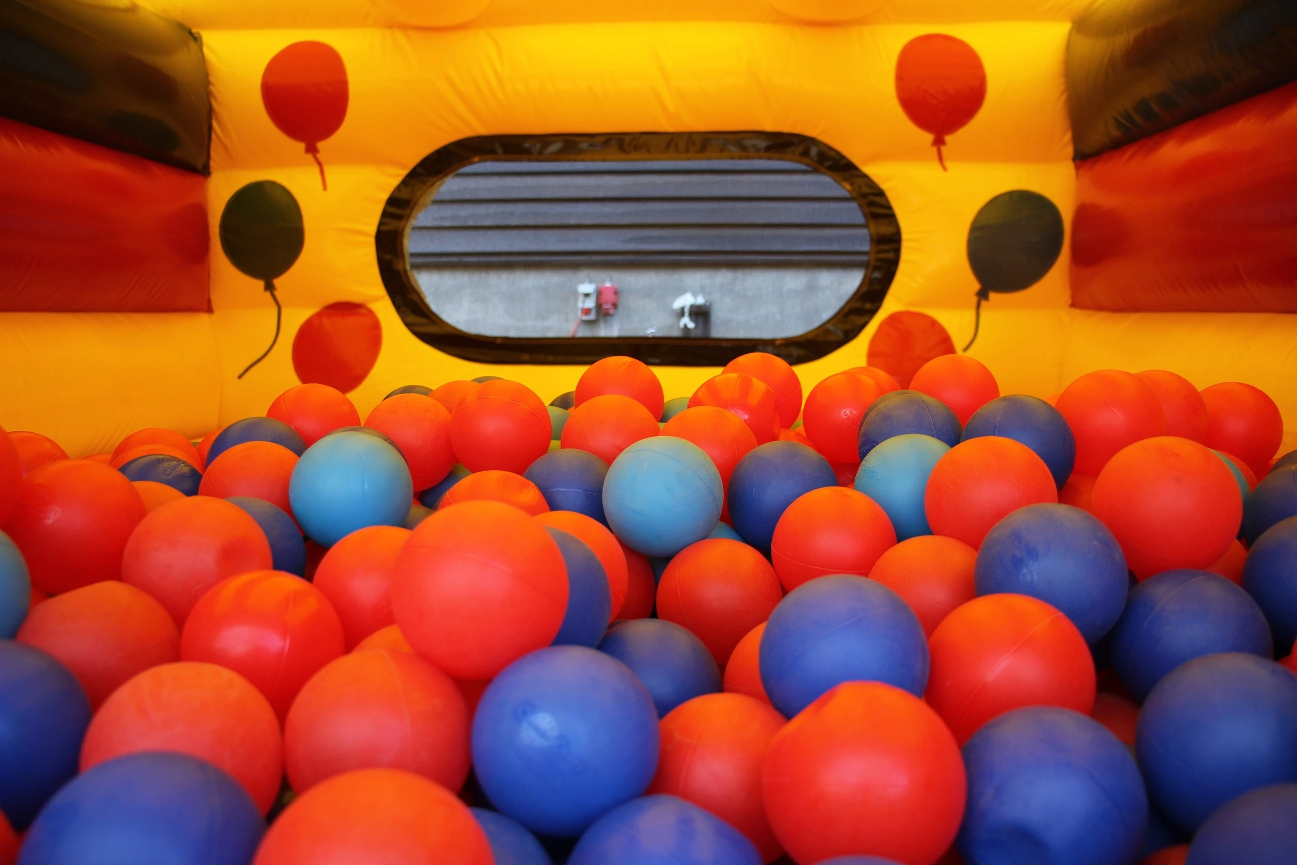 Ballenbak met ballenbak ballen bij Attractieverhuur De Toren